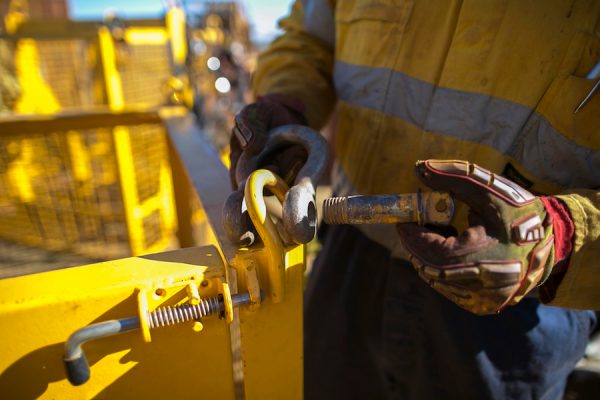16 Crucial Rules to Follow for Using Shackles | Equipment & Contracting
